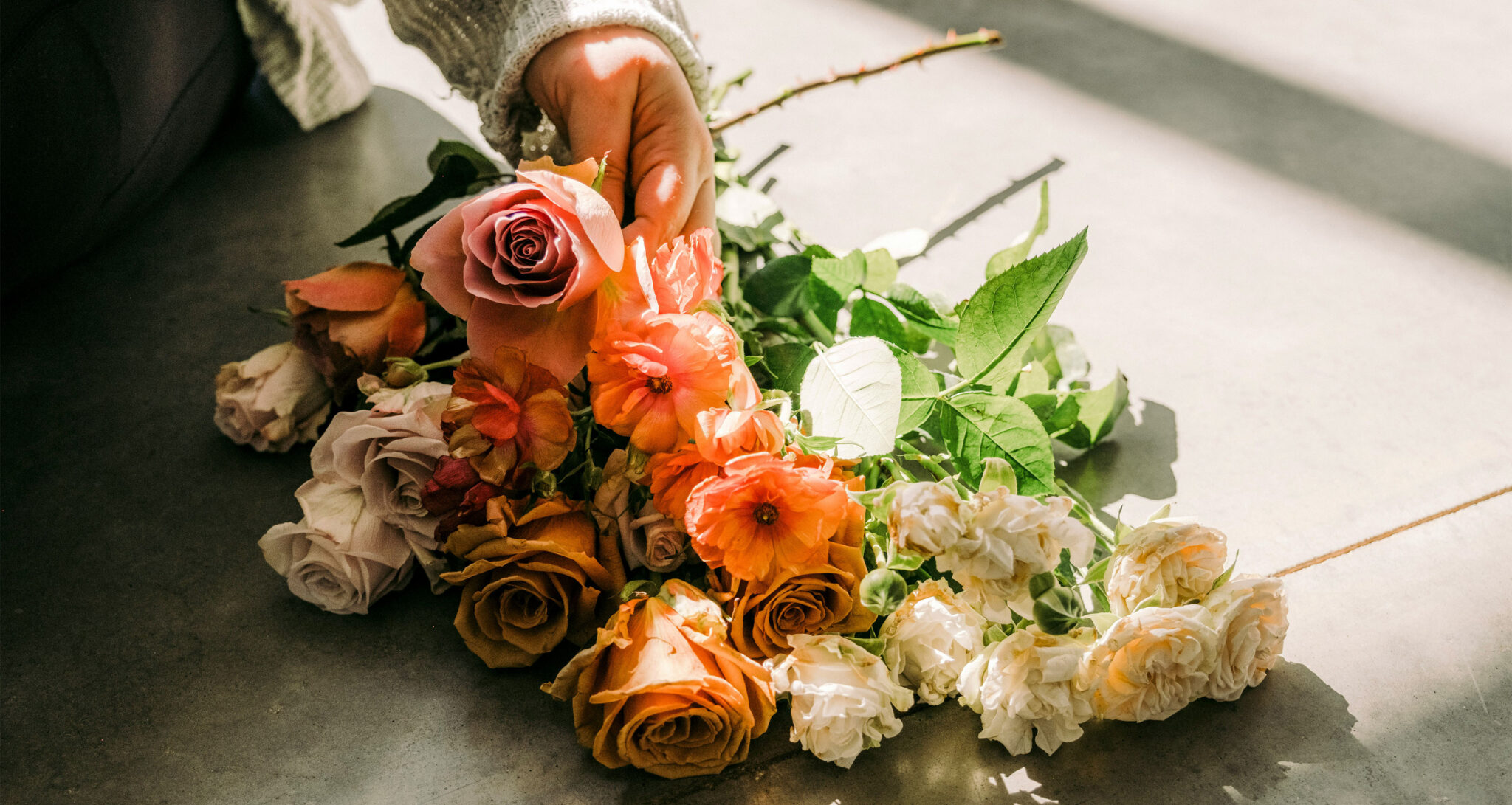 Bouquet on a budget with grocery store flowers - Refinelife