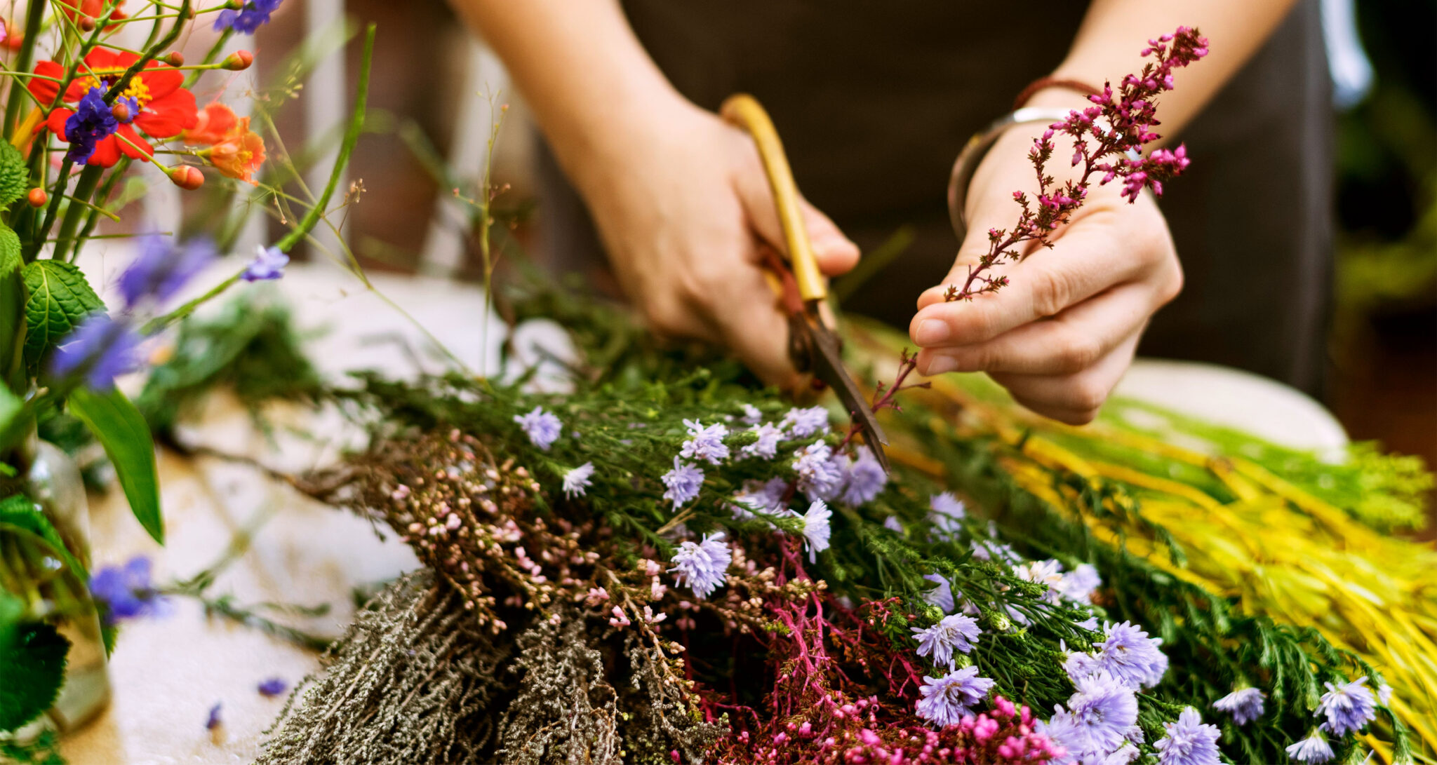 Bouquet on a budget with grocery store flowers - Refinelife